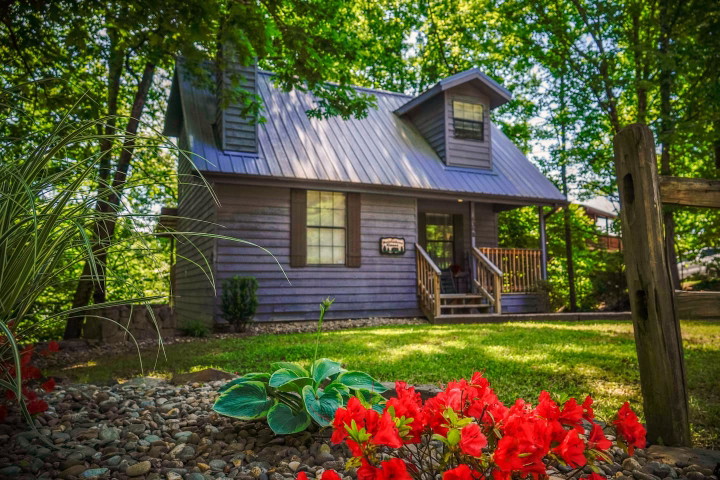 Quiet Cabin With Hot Tub Near The Island - Pigeon Forge, TN