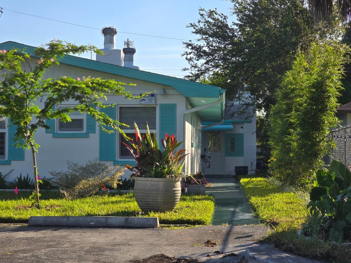 A) Bright Downtown Apt 3 Mins To Beach & Shops - Naples, FL