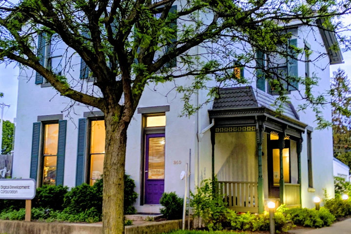 Oregon District - No Cleaning Fee - 3 Rms W/king - Dayton, OH