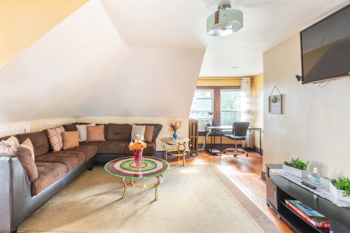Quaint 3rd Floor Loft - Media, PA