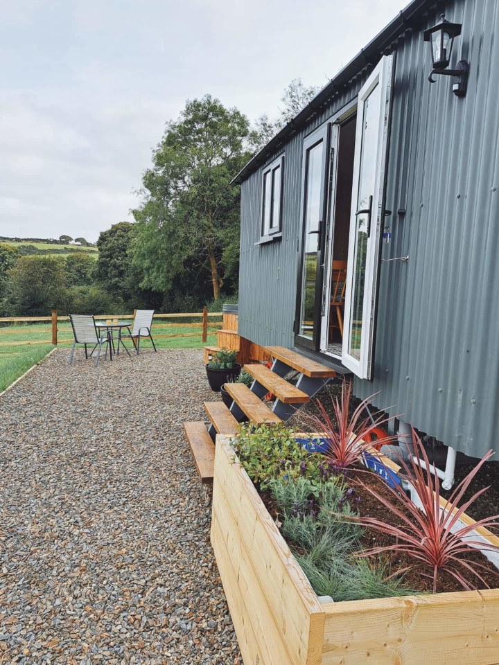 'Blackberry' Shepherd's Hut & Hot Tub By The Coast - Holywell