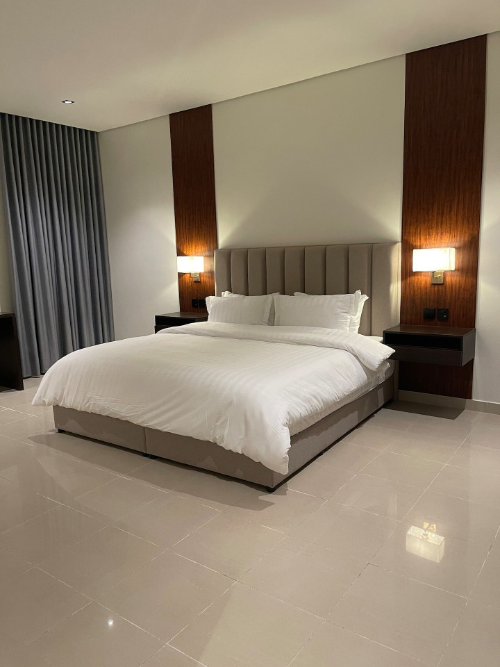A Hotel Apartment With A Bedroom And A Living Room With A Minibar - Madinah
