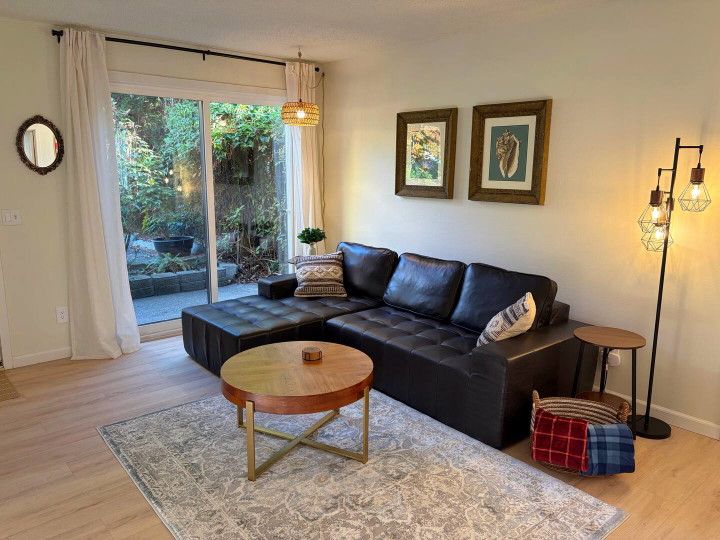 Newly Renovated 1br · Spacious & Bright W/ Parking - Renton, WA