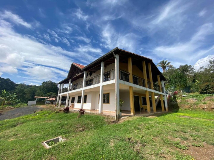 Beautiful Estate With Mountain Views - Curiti