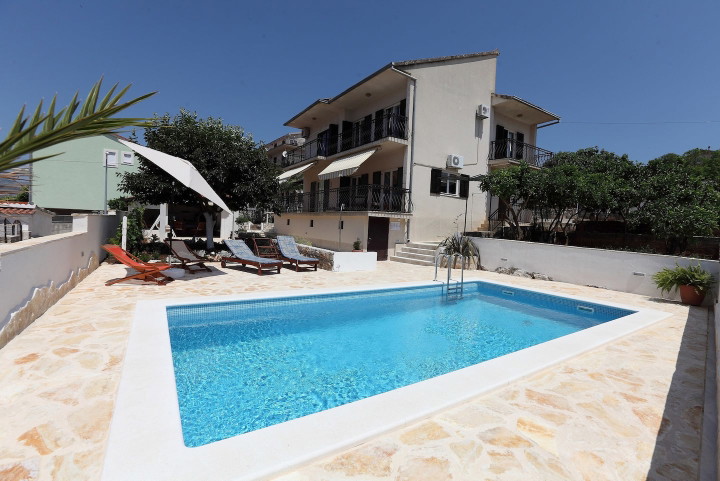 Villa Trogir Ist Erschwinglich Sommer-familien-villa Mit Pool Bei Unique Location - Trogir