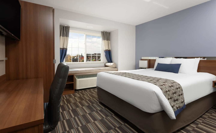 Queen | Microtel Sault | Free Parking - Sault Ste. Marie