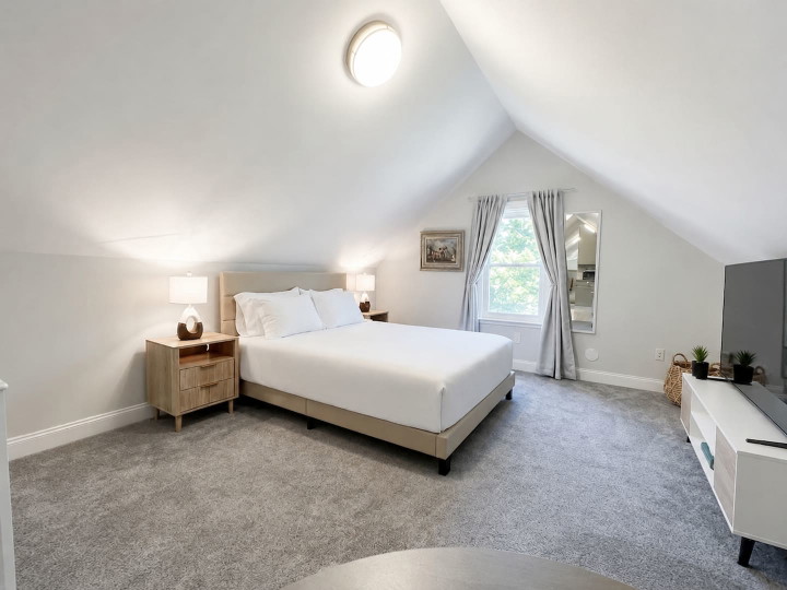 A-frame Loft Near Metro-north | Queen + Kitchen - Norwalk, CT