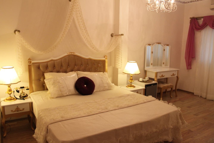 Huri & Nuri  Kara Manzaralı Romantik Konaklama - Foça