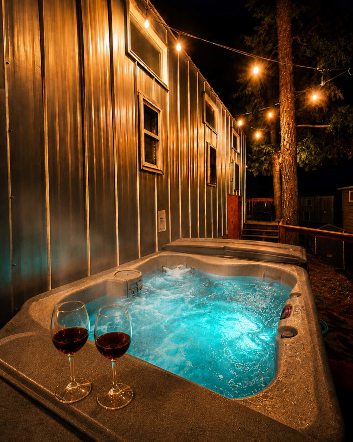 Boutique Tiny Home! Pikes Peak Views, Hot Tub, Fire Pit, & Cozy Vibes. - Woodland Park, CO