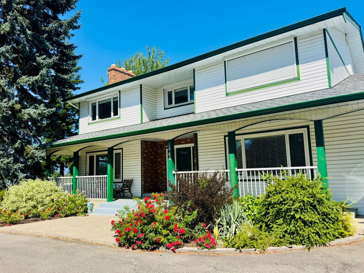 Erins House |Farm House|mountains And Fields - Salmon Arm