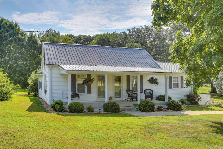 Little Farm House: Shaded Front Porch, Fire Pit - Springfield, TN