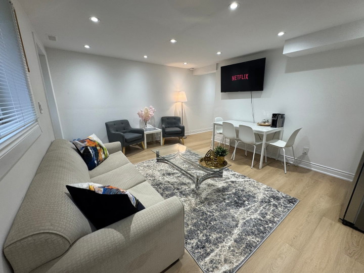 Cozy, 2bedroom,walkout Apt, Free Parking - Ontario