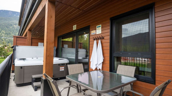 Mackenzie Village Condo With Private Hot Tub - Revelstoke