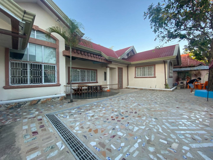 Chic And Spacious Home - Medellin