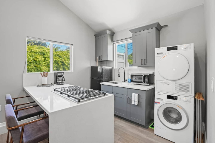 La Private Guesthouse | Pet Friendly - Santa Monica, CA
