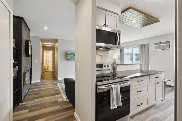 Cozy 2 Bedroom Condo - Eden Prairie, MN