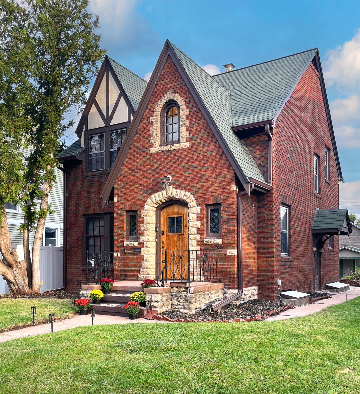 Unique, Art Deco Tudor Getaway - Cedar Rapids, IA
