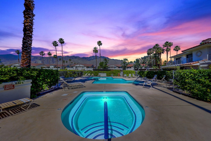 Palm Springs Getaway Mins To Downtown Great Views - Palm Springs, CA