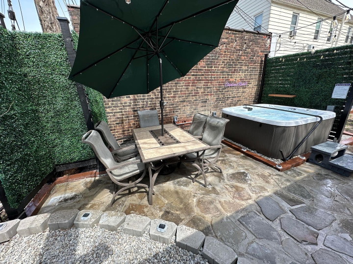 Rare Cleveland Apt: Little Italy! W/sauna&hot Tub! - Cleveland Heights, OH