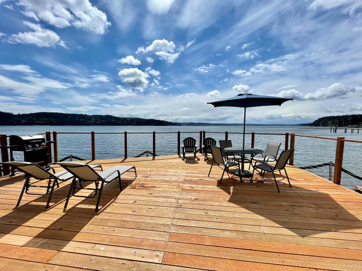 Stunning 2br Waterfront W/beach And Panarama Deck - Hoodsport, WA