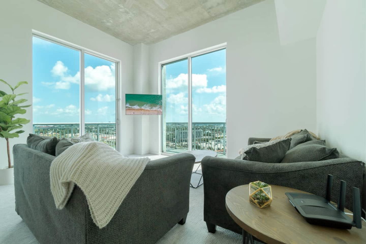 Penthouse Condo. Downtown & Mins From Beach - West Palm Beach, FL