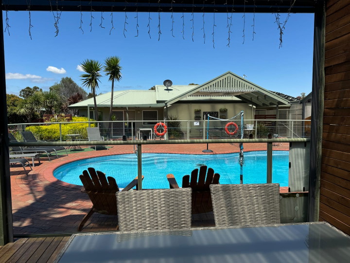 Cosy Poolside Retreat In Safety Beach - Dromana
