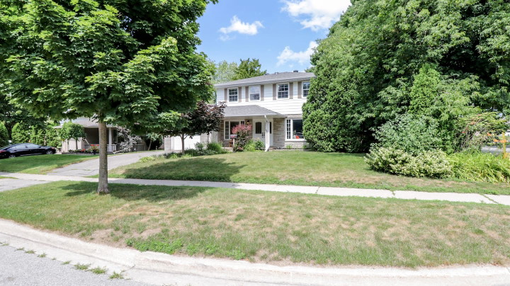 Cheerful 4 Bedroom Home In Barries East End! - Barrie