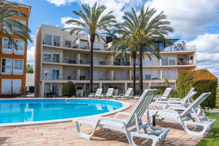 Oura Strip Pool & Parking - Albufeira
