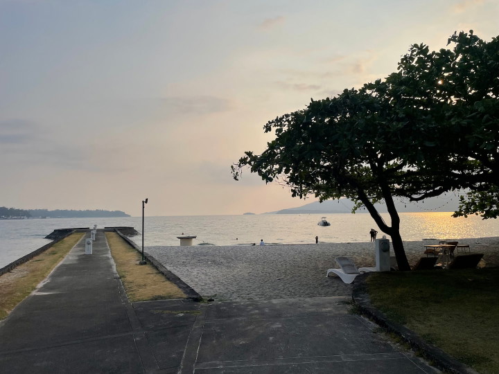 Coast & Calm | Oceanfront Cozy Studio - Subic