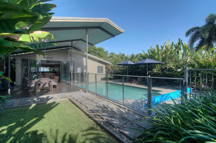 Coco Beach Villa - Tropical Beachfront Haven - Mossman