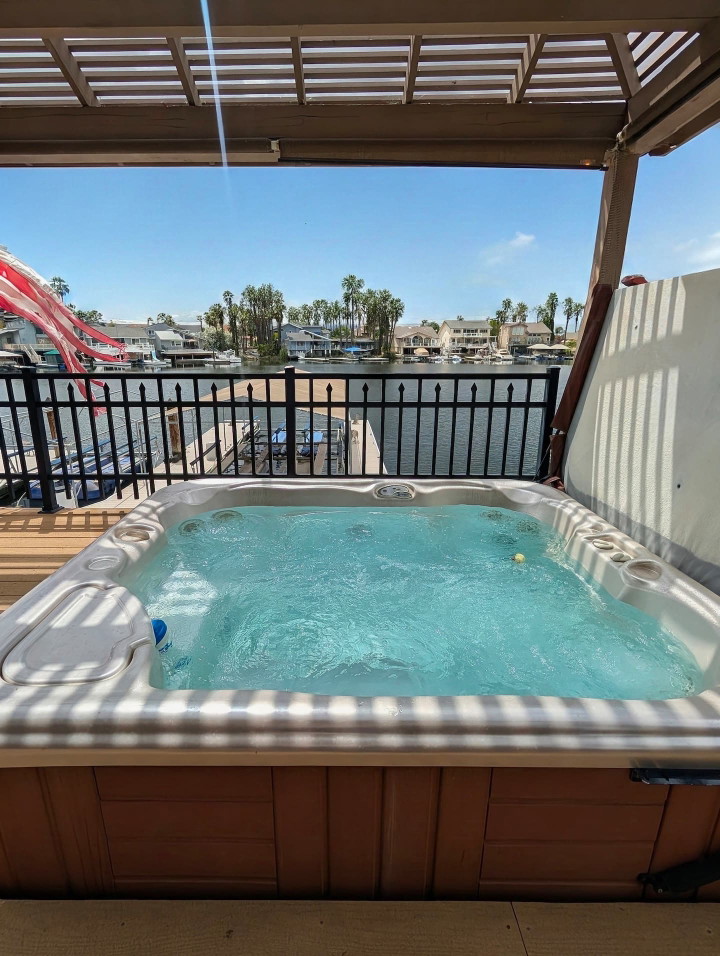 Waterfront Villa: Deck, Bbq, Hot Tub & Sunsets - 브렌트우드