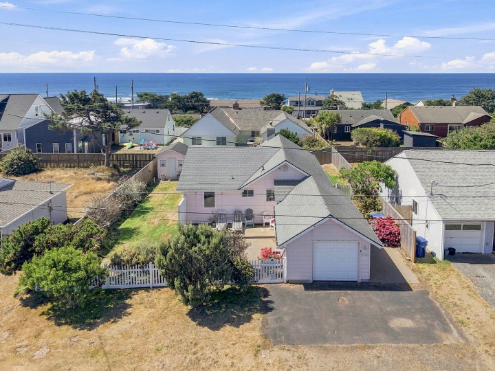 Coastal Rose Cottage Sleeps 6, Near Beach - Newport, OR