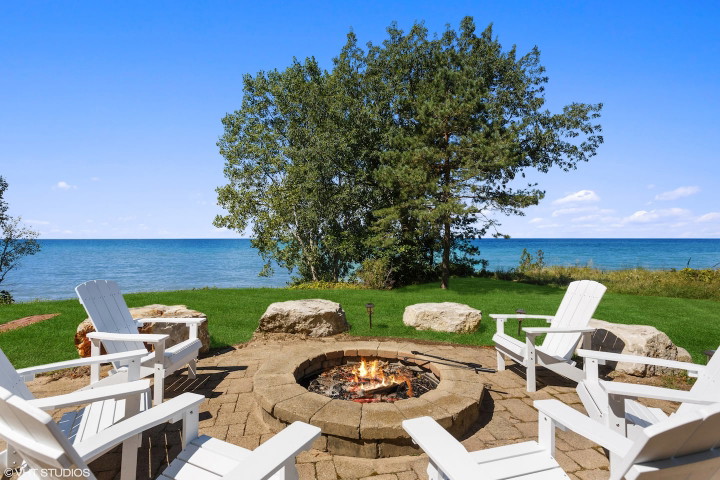 Coastal Living, Hot Tub, Firepit & Lakeside Deck - Stevensville, MI