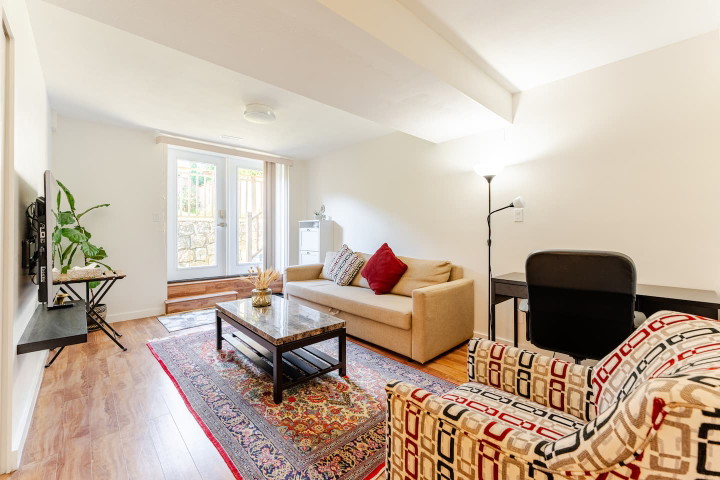 1 Bedroom Suite In North Vancouver - North Vancouver