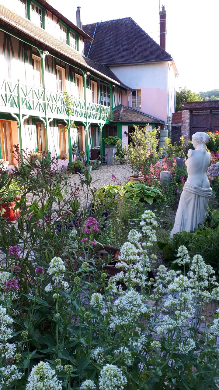 La Maison Rose Dans Le Jardin Des Merveilles - Vernon, France