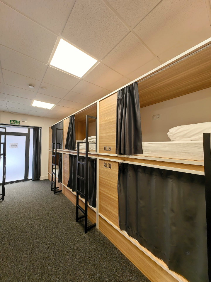 Cama En Habitación Compartida Mixta De 20 Personas - Madrid