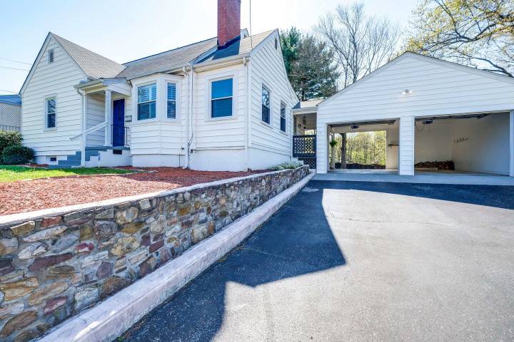 Pet-friendly Roanoke Retreat W/ Theater - Roanoke, VA