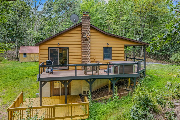The Hideaway~remote Cabin ~Hot Tub~fast Internet! - Berkeley Springs, WV