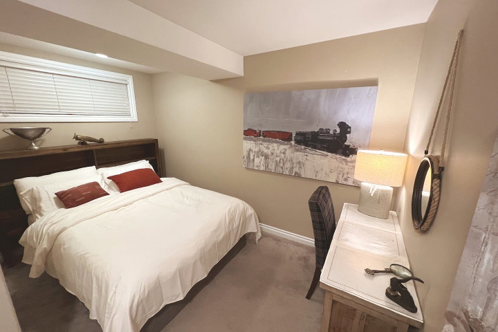 Spacious 1 Br + Den Suite Near Bus Stop - 2min - Fort McMurray