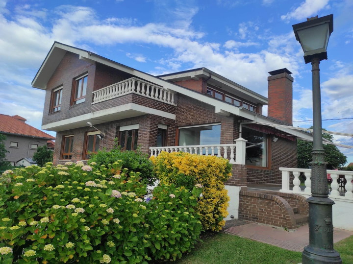 House Surrounded By Farmland And Wonderful Views. - Solares