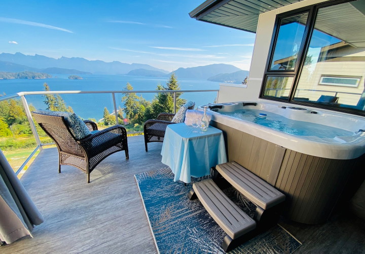Ocean View Suite With A Private Hot Tub. - Gibsons