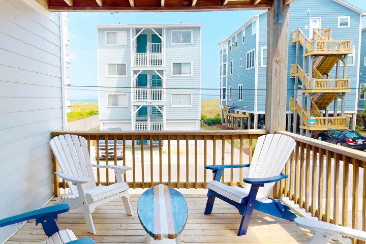 Ocean Views, Near Beach, Walk To Cb Boardwalk - Carolina Beach, NC