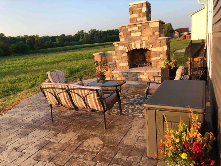 Tranquil Terrace With King Bed Suite - Columbus, IN
