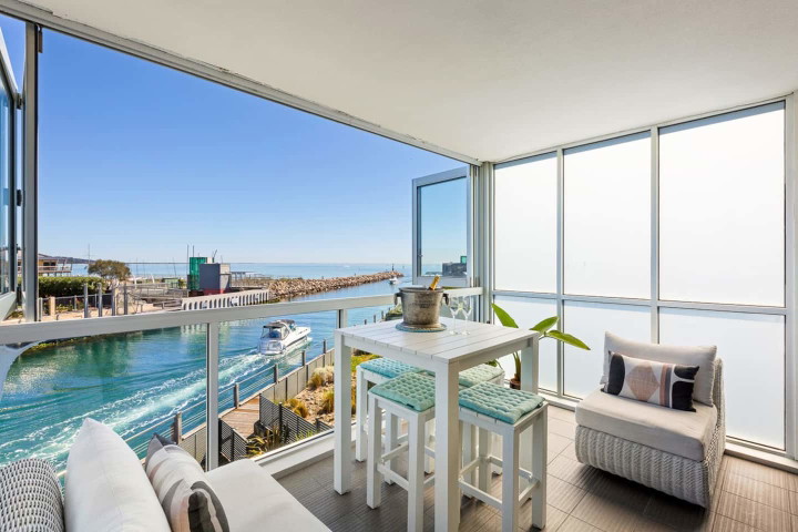 Azure Bliss | Majestic Apartment On The Water - Dromana