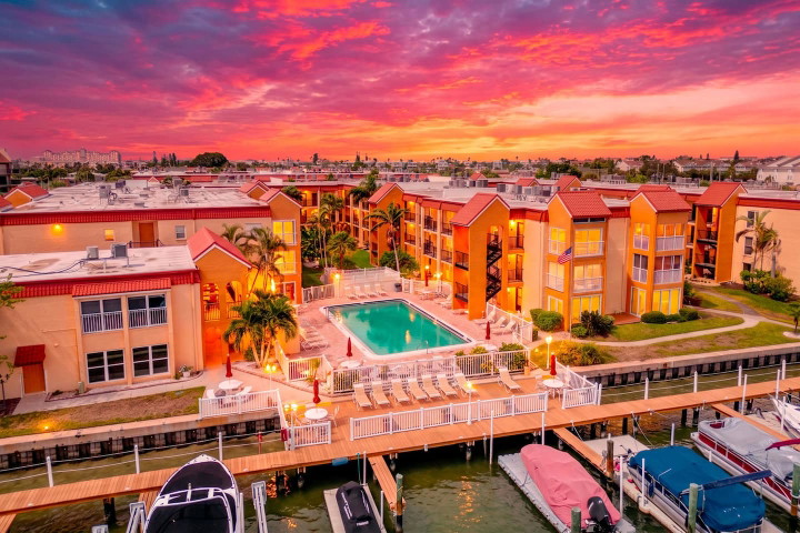 Renovated 2-bedroom Condo Near Spb & John's Pass - St. Pete Beach, FL