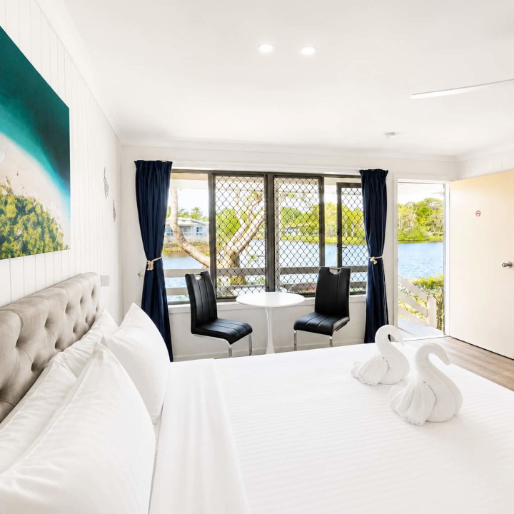 Boutique Lakefront Cabin
:Private Deck &Lakeview - Hervey Bay