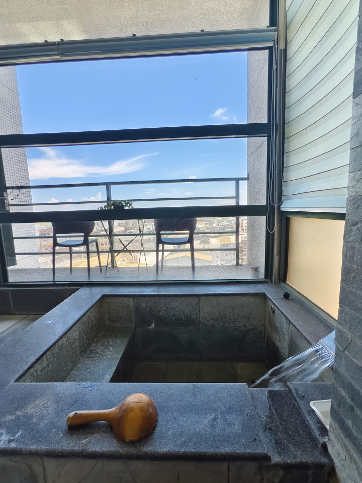 Yilan Jiaoxi "Hot Spring" Happy Suite B&b, Middle Floor, 2-5 People, Super Beautiful Night View, Next To Tangweigou Park! - Taiwan