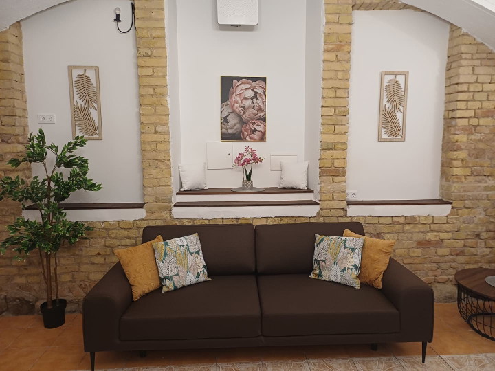 Cozy Yellow Flowers Apartment In Old Town - Vilnius