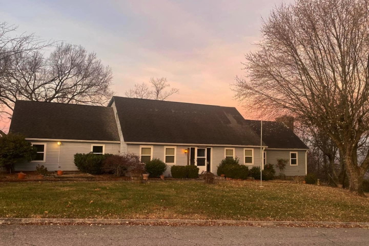 Rustic Retreat 5 Bedrooms 2 Bath Fenced Backyard - Morristown, TN