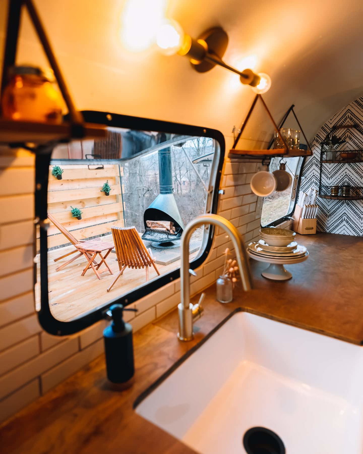 Fun Vintage Airstream With Ac, Hot Tub, And View - Ohio
